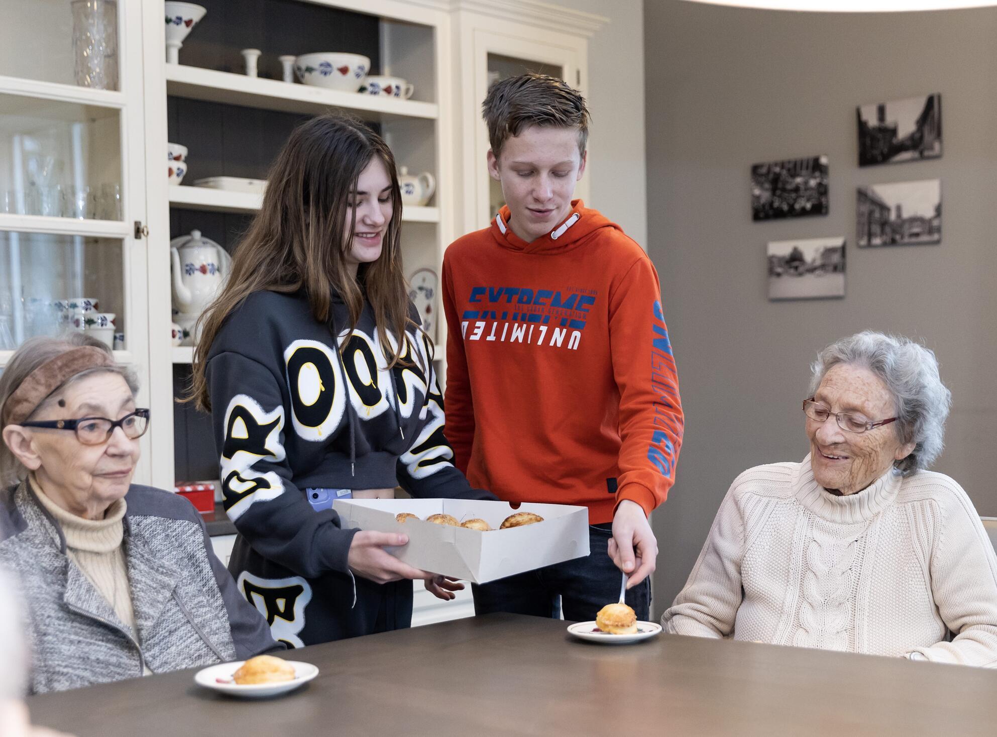 Leerlingenraad van Het Hooghuis Stadion laat wensen van Osse wensboom ...